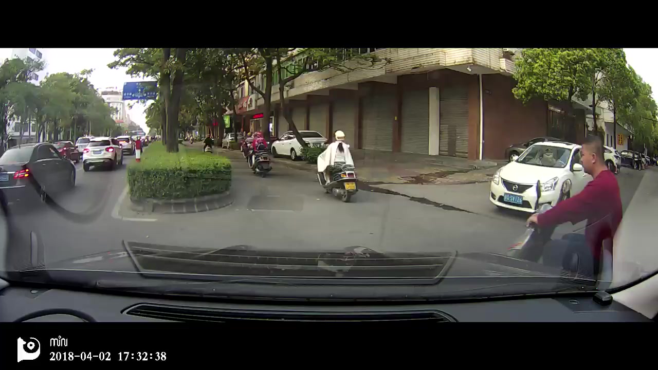 行车记录仪拍下撞电动车的过程,赔钱了看视频越想越不对劲