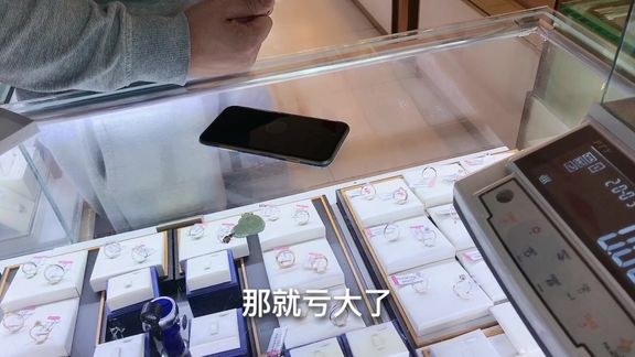帅哥急用钱要变现珠宝,讲3万8买的戒指,才估价几千块亏大了。