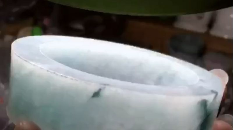 原石切出两条翡翠手镯,成色不错