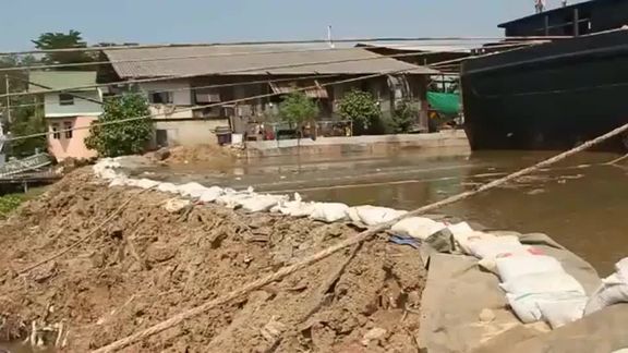 轮船是这样上岸的吗,看来师傅的技术不怎么好