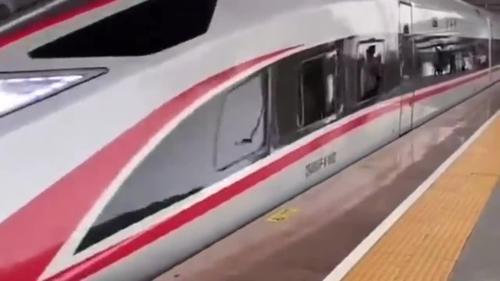 坐了这么久高铁,今天才知道车上滚动字体颜色就是对应找车号的地标...