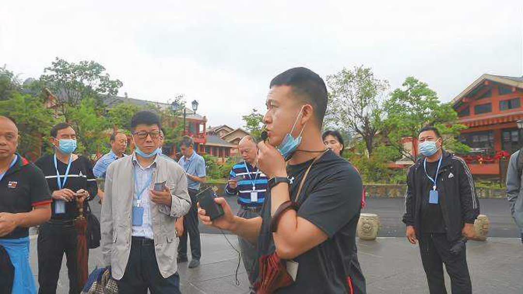 湖北省全国劳模疗休养团走进恩施大峡谷景区