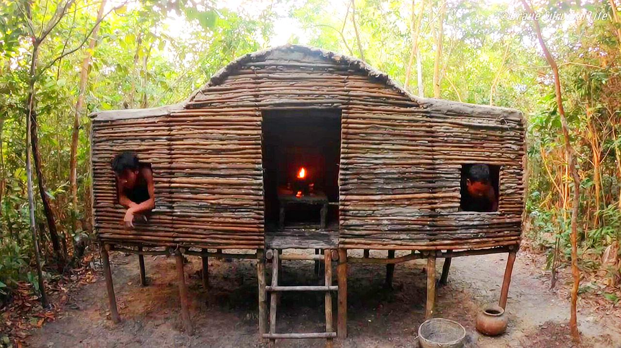 原始技术:看两兄弟在丛林中用木头如何快速搭建房子!太牛了!