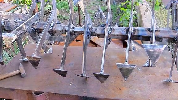 不愧是农民机械高手,打造这款农用设备太牛了,林园使用更方便