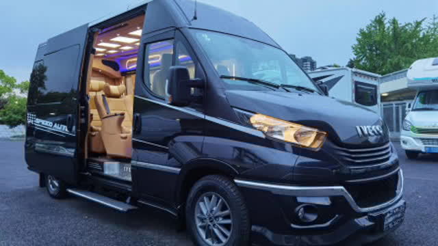 进口依维柯九座商务车