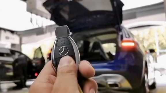 #电动尾门 #奔驰gla 小姐姐新车安装智能电动尾门#没有四块五的妞 @...