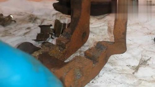 刹车卡钳都成这样了,拆了之后分分钟把它翻新,网友:这敢上路吗