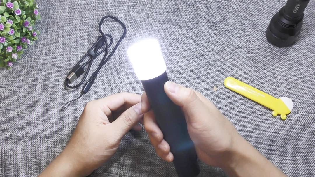 紫米随身强光手电筒开箱,上架就降价,500流明还能当移动电源
