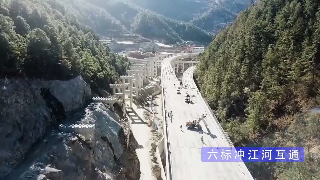 航拍云南香格里拉至丽江的香丽高速