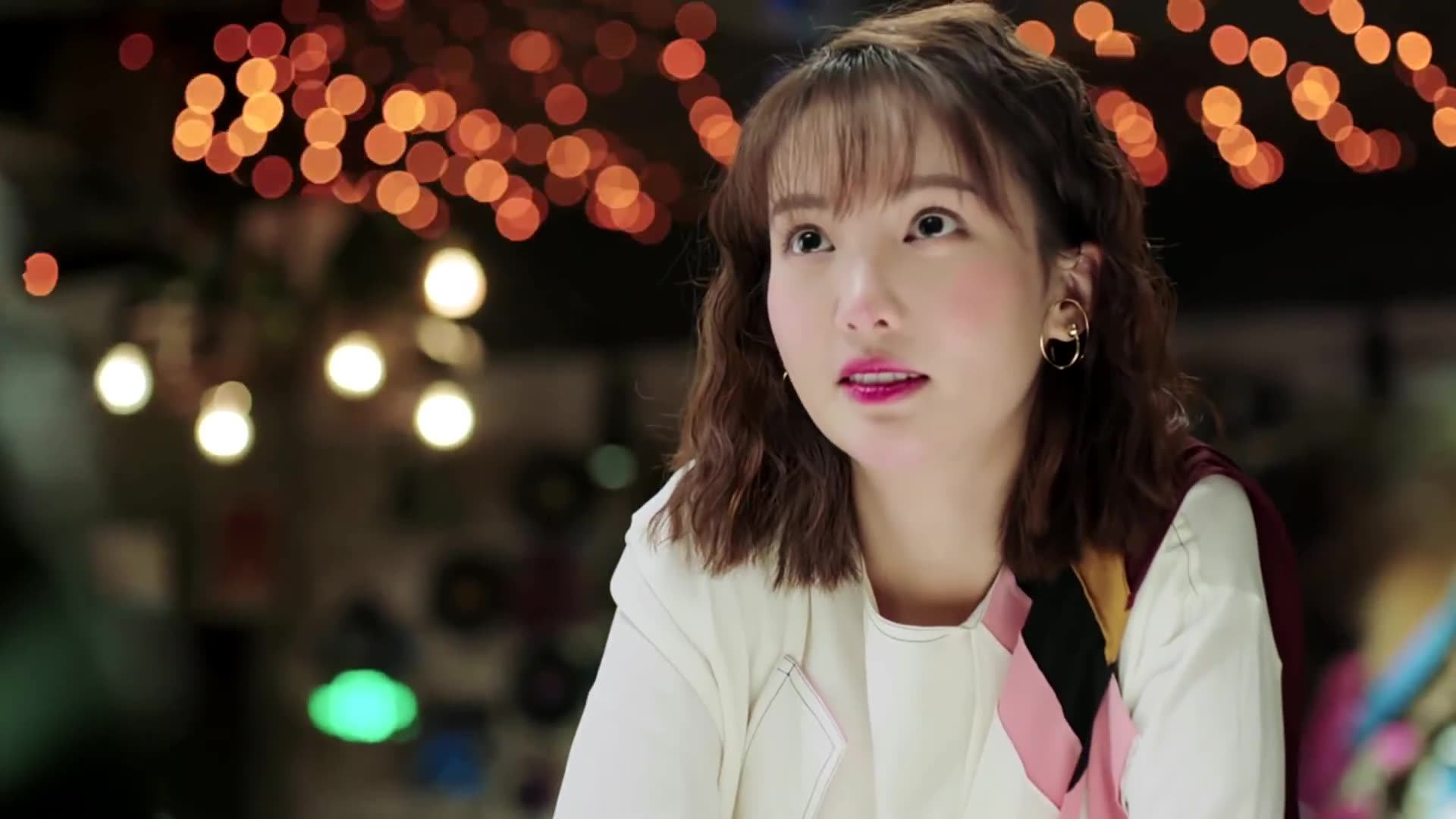 店长邀请女孩上台表演,女孩一上台跳起妖娆钢管舞,惊艳全场顾客