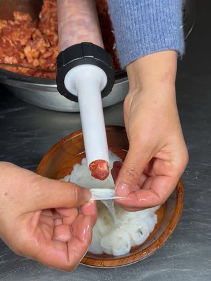 自己在家轻松#灌香肠,非常简单#年味的开端从灌肠开始 #纯手工香肠的...