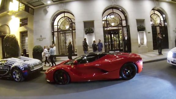 布加迪倒车撞上法拉利,5千万豪车之间的碰撞,车主反应很嚣张