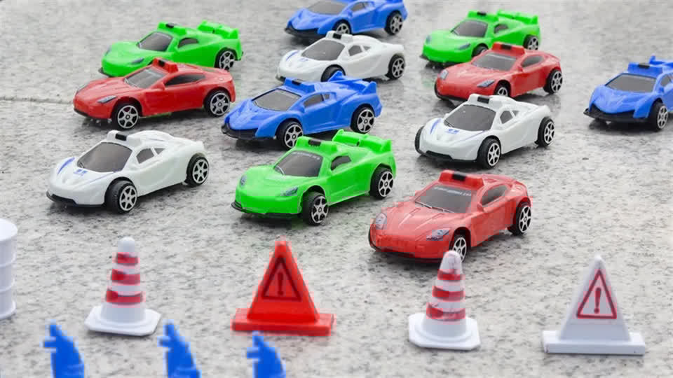 儿童玩具车视频:各种颜色的赛车一起比赛汽车模型试玩