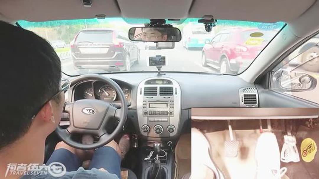 手动挡在大堵车的时候比自动累一点,看看堵车时,老司机该怎么办