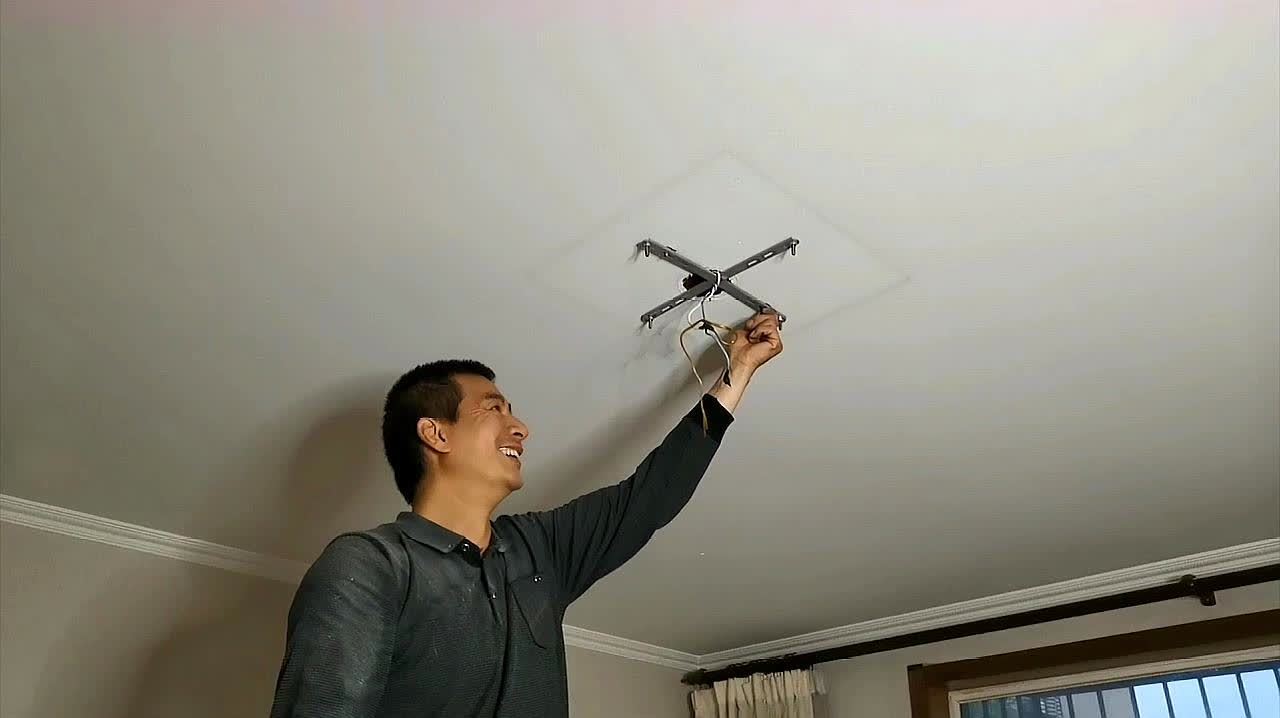 搬新家换灯具,安装2小时花费150块累坏师傅,这工作太不容易了