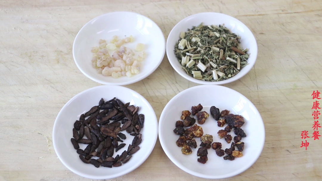 血瘀、经期量少,牢记4味中药,煮水泡脚,通经活络、活血化瘀!