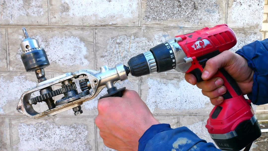 地方狭小电钻难钻孔?试试手钻+电钻组合,轻松解决钻孔难题