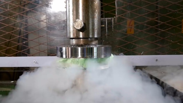 老外测试海绵,将它放在液压机下,海绵还会恢复原状吗