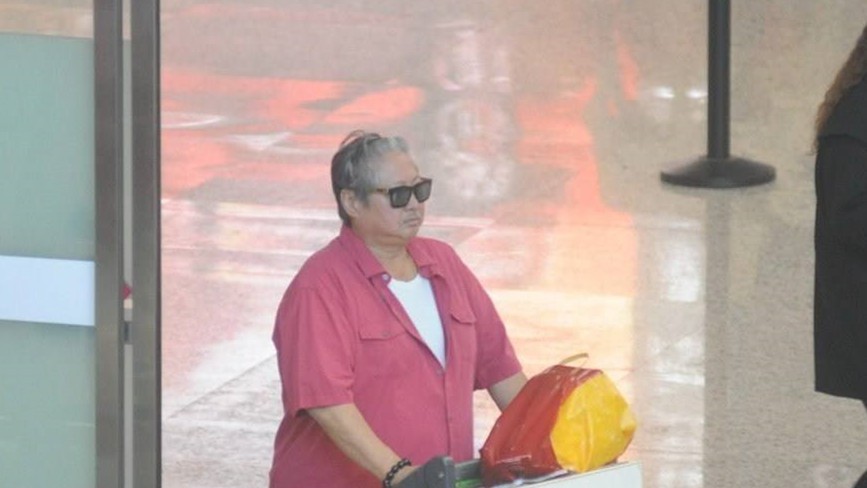 洪金宝现身北京街头 老头衫配大金链超有大哥风范