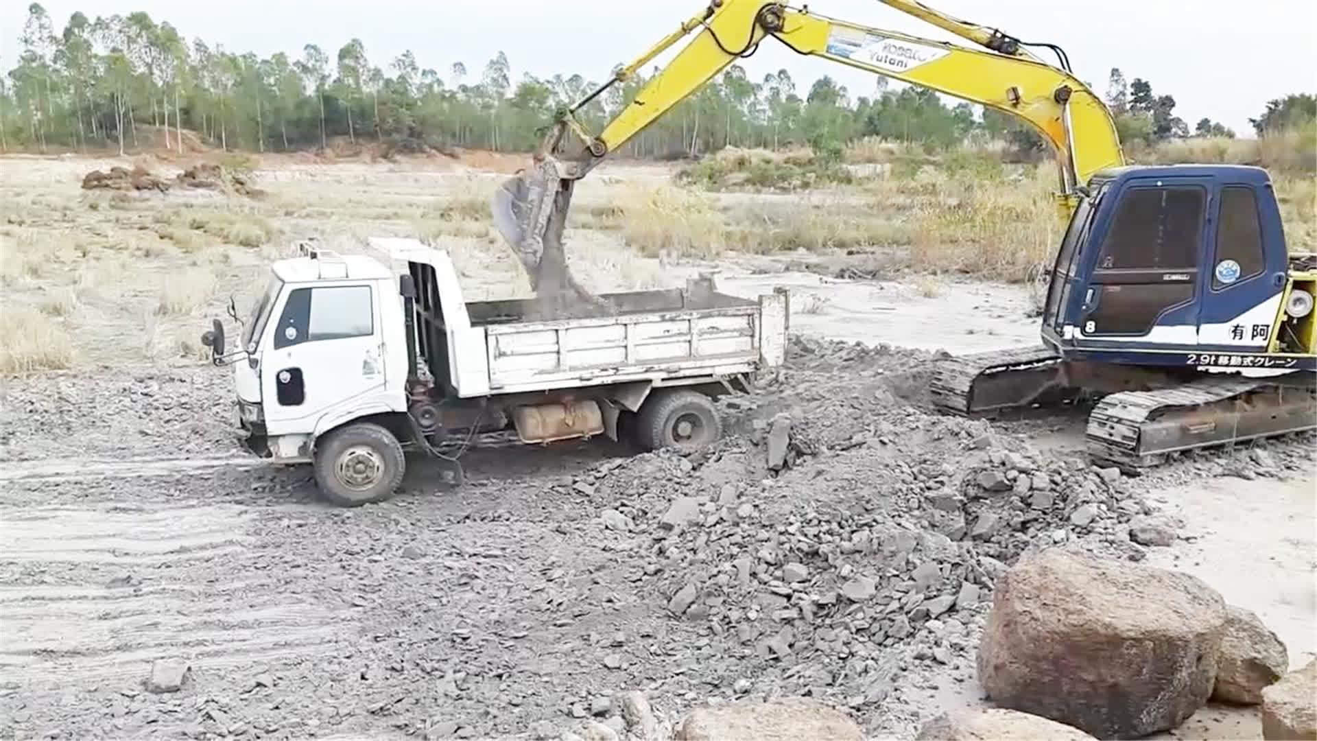 问下挖掘机师傅,这种小型自卸车,装一车收多少钱划算?