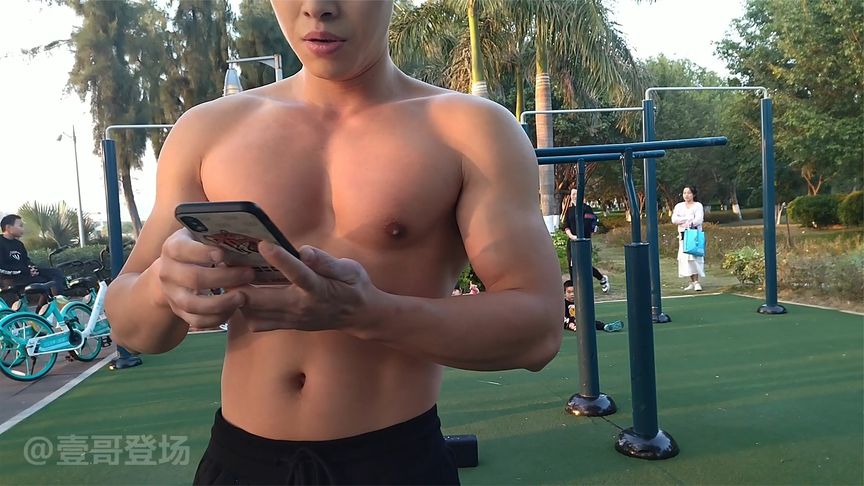 标准姿势正确做法30个双杠臂屈伸稳稳的拿下