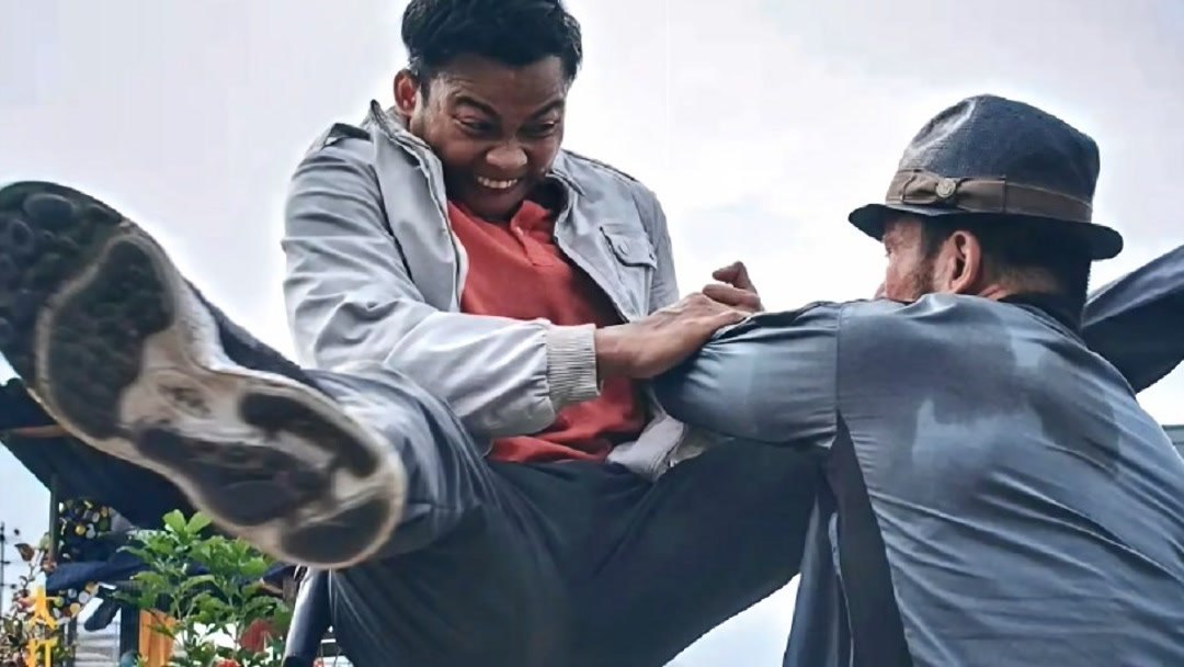 歹徒跟警察天台打斗摔下楼,幸好警察仁慈救他一命