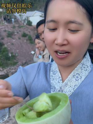 今天钓个鱼带了个"服务员"喂玉菇瓜,就是差点引起公愤被踢下河去,...