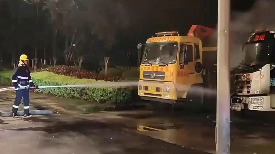 仇富心理作祟!广西一拾荒男子竟纵火烧救援车