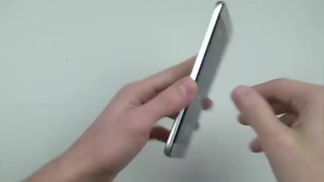 小伙拿锤子暴力测试三星手机,一锤子下去会如何?手机的忧伤