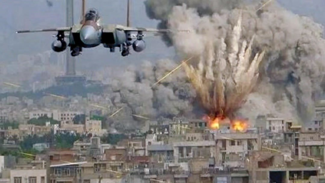 以色列下黑手,空袭叙利亚多处军事基地,冲天火光把夜空照亮