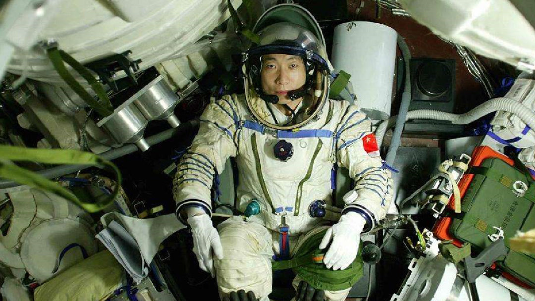 杨利伟进入太空后听到敲窗声,返回后才知道原因,庆幸能回到地球
