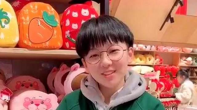 面对无赖砍价顾客,店员小姐姐这样应对,好机智呀!