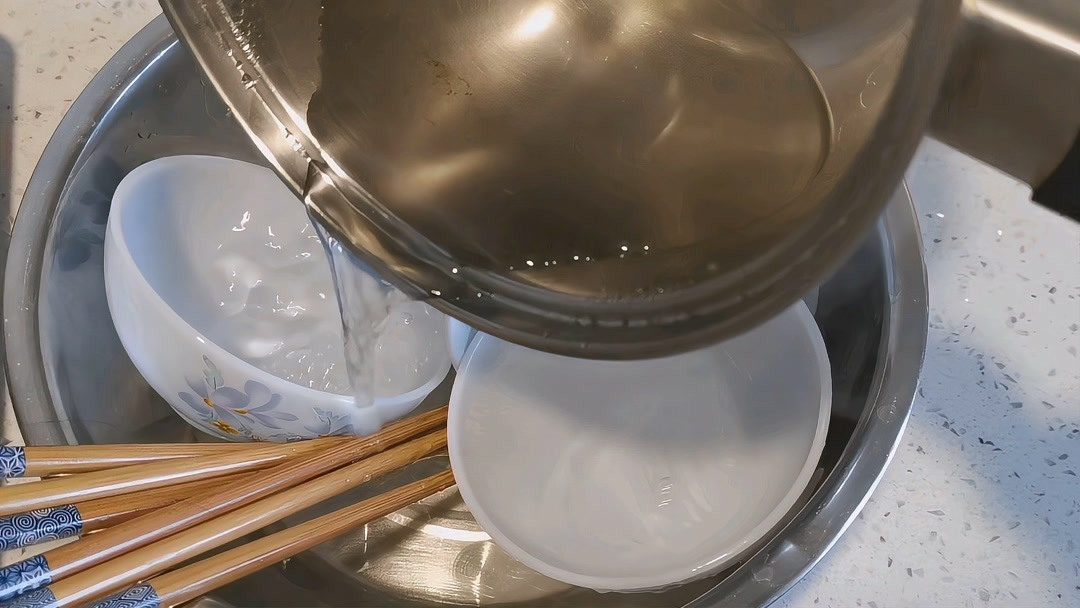 吃饭前,用开水烫碗筷真的能灭菌吗?