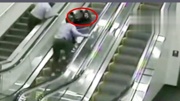 暖心!老人误将电梯当做自动扶梯遇险 男子飞速上前营救