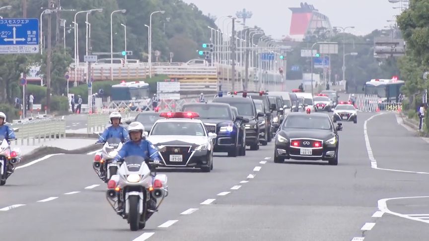 G20大阪峰会期间,各国领导乘车抵达会场。