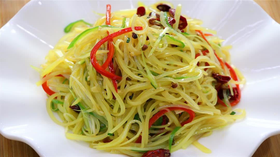 土豆丝这个做法最近火了,做出来又脆又鲜香,比大鱼大肉都更解馋