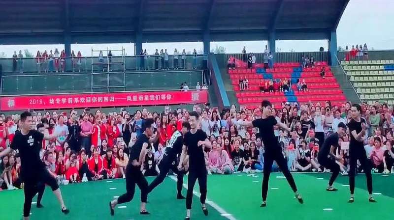 学校运动会上小哥哥的舞蹈表演,网友:女生堆里的掌中宝啊!