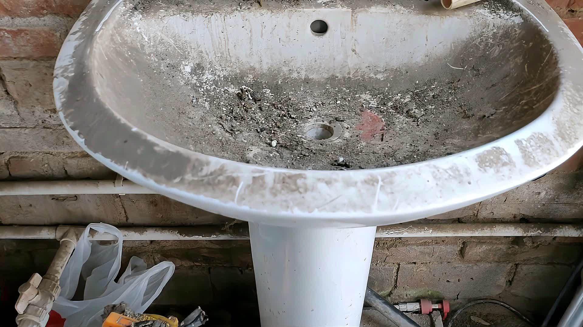 打工人回家整修卫生间水管,几处漏水我干了大半天