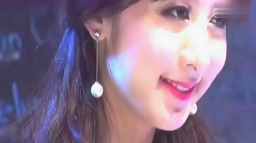 车展超性感极品车模!前凸后翘展现丰满身材!