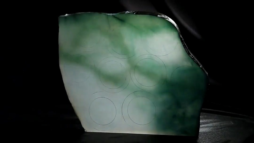 你猜一块翡翠原石能出多少手镯?