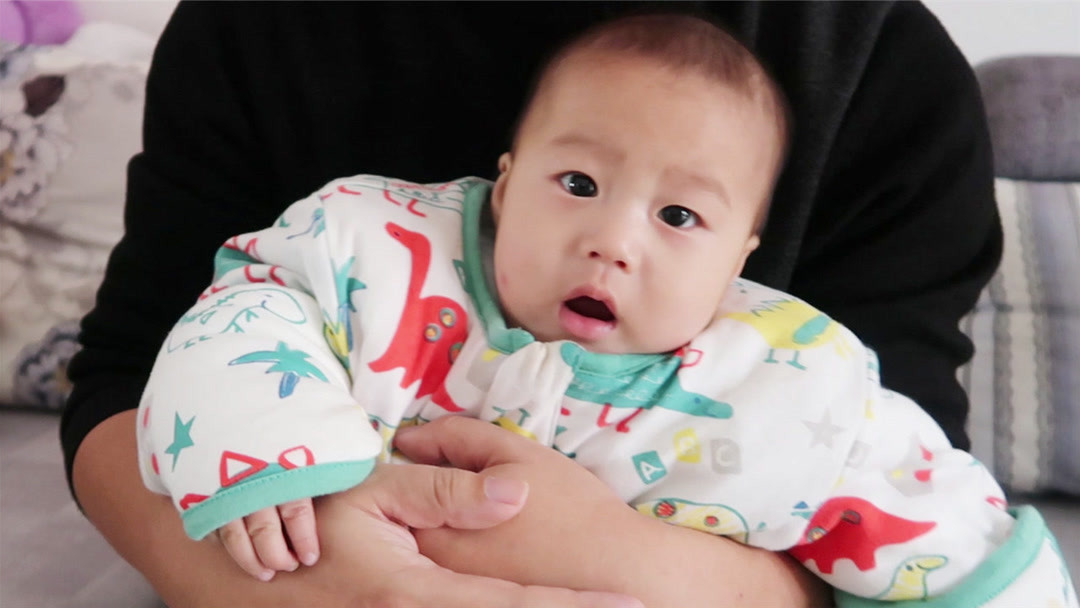 冬天给宝宝换尿不湿也太简单了吧,即使穿这么厚的睡袋也轻而易举