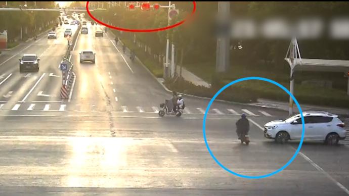 女子骑电动车闯红灯,被撞倒仍需负全责