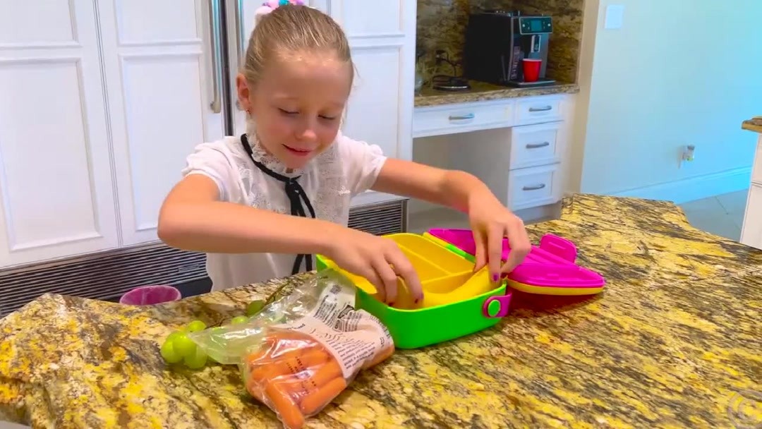 小萝莉乐园:小萝莉要去上学,但不知道学校的规章制度。