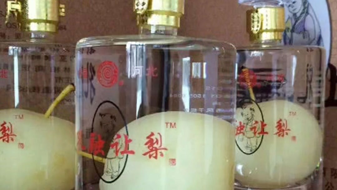 五粮液的“永不分梨”中的梨子是如何放进去的?看完我怒了!