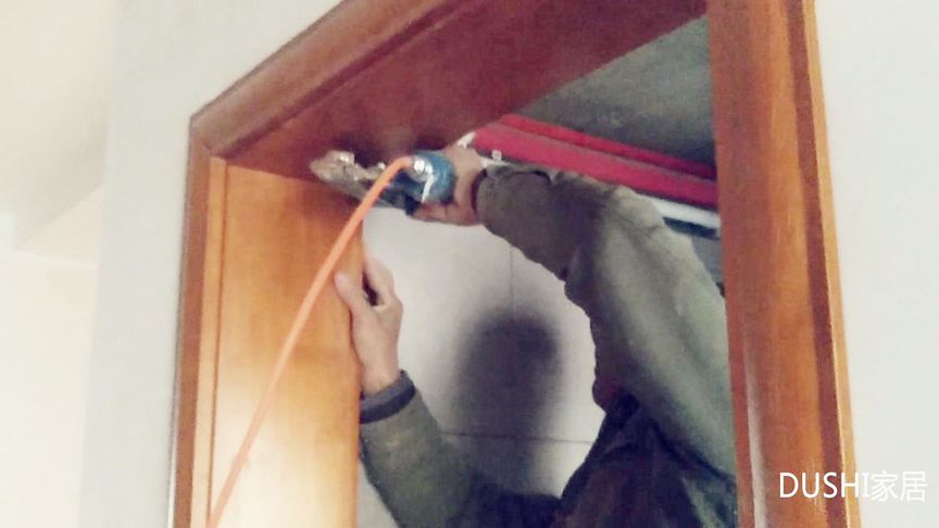 新房装修木门安装、门套安装是关键,木工师傅现场安装很经验