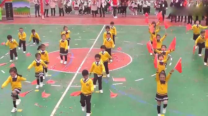 幼儿园大四班小朋友表演旗子舞《旗舞飞扬》,一起来欣赏一下吧