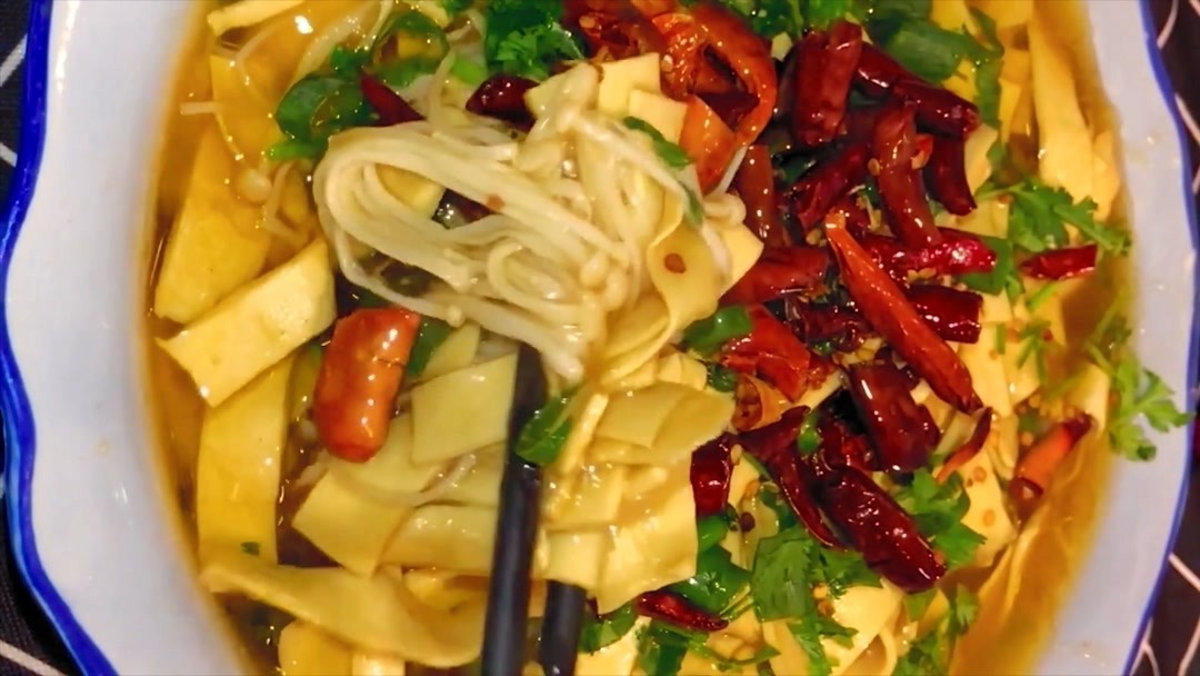 1把金针菇,1张豆腐皮,简单一做,香辣开胃,吃的大汗淋漓