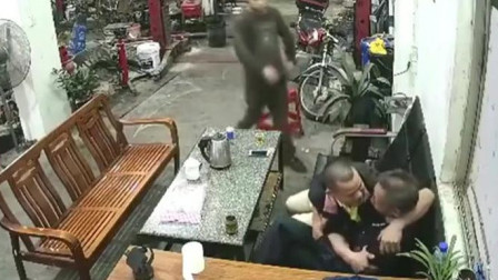 小伙狂犬病发作,见谁咬谁的危险分子,监控拍下全过程!