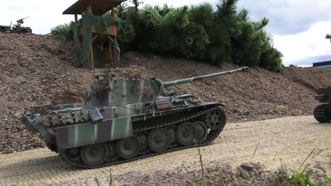 ...的钢筋混凝土模型坦克,钢筋混凝土军用车辆,钢筋混凝土建筑在行动!