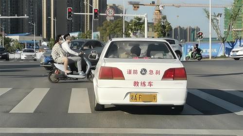 老司机等红绿灯都会这么做,知道这几点好处,你还会傻傻踩刹车吗